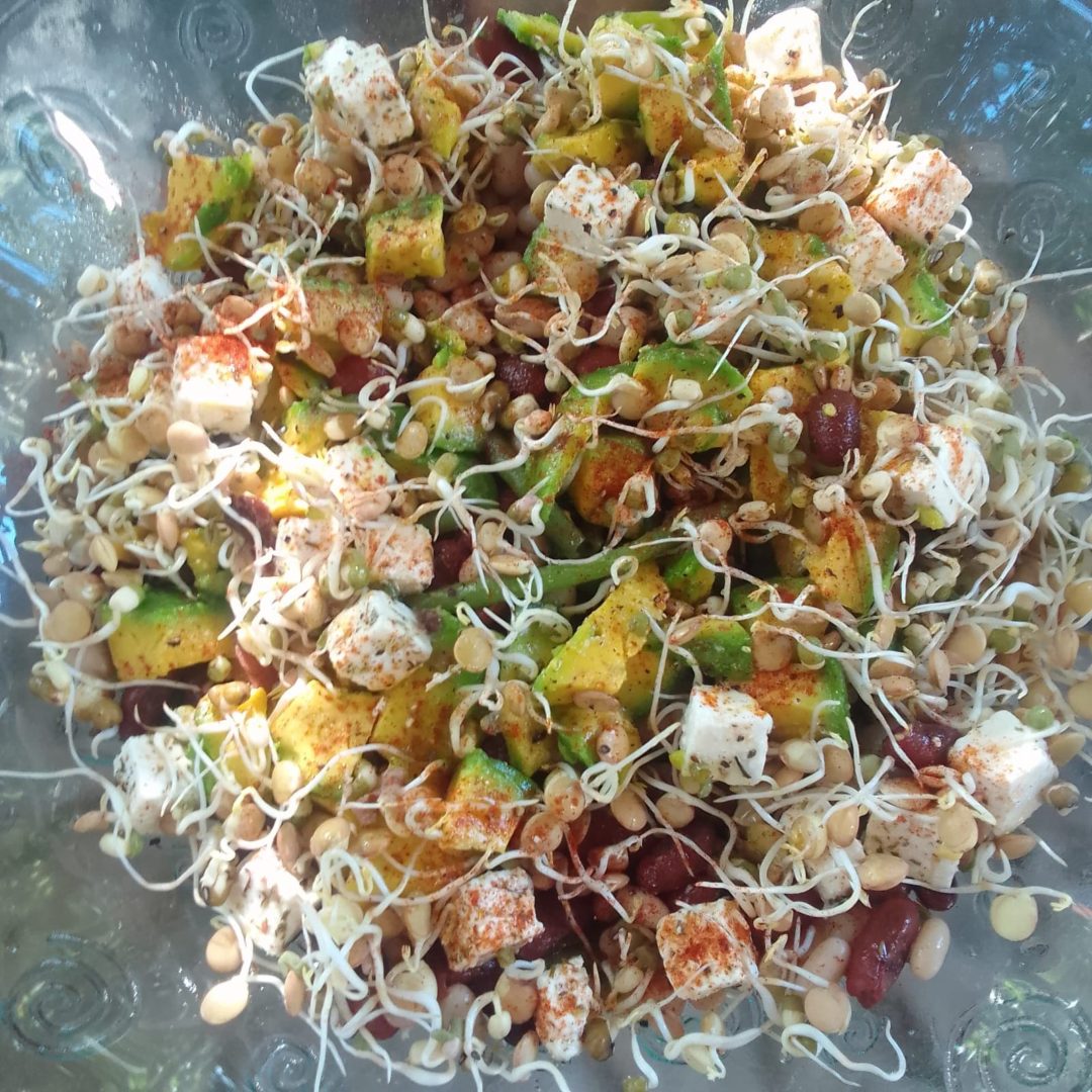 Recette de « Salade aux 3 haricots, avocat, graines germées et Feta ...